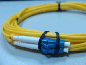 China Clase óptica de las telecomunicaciones del cordón de remiendo de la fibra unimodal del LC, A de pulido en venta