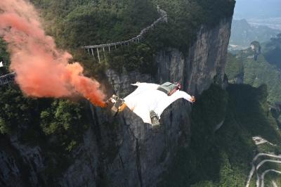 China Air-conditioned Bus Zhangjiajie Group Tour Explore Natural Wonders and Scenic Trails in Zhangjiajie with Group Travel Solutions for sale