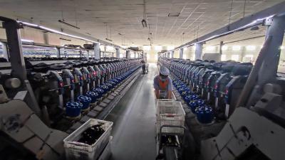 China Hoogste efficiëntie AA-klasse 100% polyester NE21/1 Ring Spun Garne voor breiwerk Speciaal Zwart Te koop