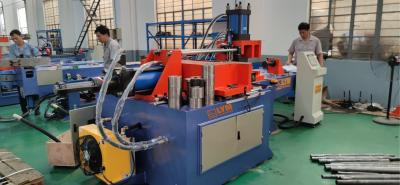 Cina Macchina per ridurre la pendenza del tubo della caldaia a più stazioni Macchina per formare tubi a spirale quadrata in acciaio in vendita