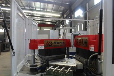 China Een spuitgietmachine met een uiterst hoge output en in staat om een vrij gevarieerd assortiment flessen te produceren Te koop