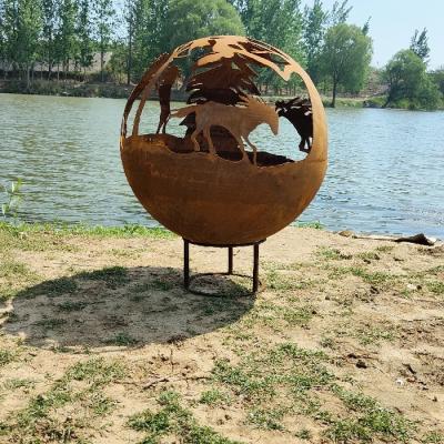 Округлая форма шара огня камина деревенской красной на открытом воздухе стали деревянная горящая