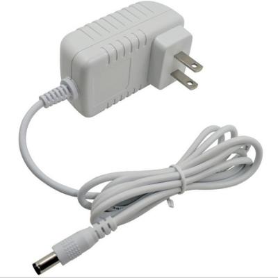 Cina 12v2a White Power Adapter con tipo di uscita in CC e connessione da C-Power in vendita