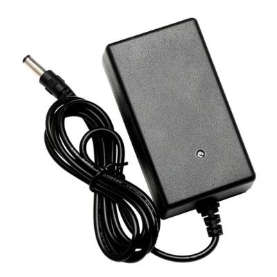 中国 2A DC 12.6V 16.8V リチウムイオン電池充電器 18650 入力100-240VAC 50/60HZ 販売のため