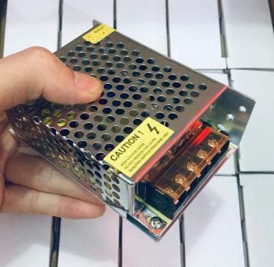 Cina 30W 5V 2A 3A 4A 5A 110V 220V DC 9V 15V 18V 24V Fornitore di corrente in argento per le vostre esigenze in vendita