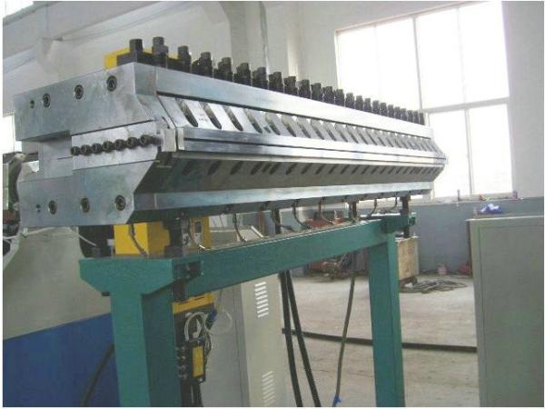 Cadena de producción impermeable del perfil del escritorio de WPC, extrusor del perfil del panel de pared de WPC