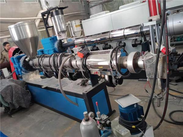 Αυτόματο δίδυμο πλάτος 1220mm μηχανών πινάκων αφρού βιδών WPC