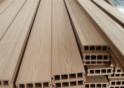 China De Uitdrijvingslijn van het vangrail Plastic Profiel/PE pp WPC Verschansingsmuur Te koop