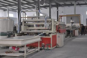 China Profissional cônico dobro da máquina da placa da espuma do parafuso WPC para o armário à venda