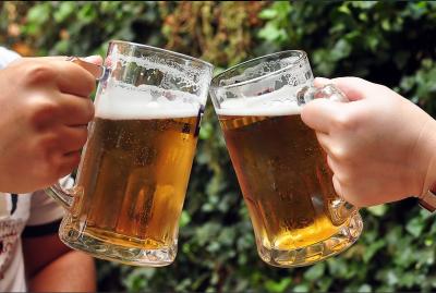 Cina Tazza di birra in vetro cilindrico 16 oz Freezer Tazze di birra Stein con manico in vendita