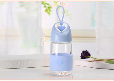 Cina bottiglie beventi di vetro 300ml con la caratteristica amichevole di Eco della copertura del silicone in vendita
