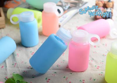 Cina Bottiglia di acqua di vetro blu con la caratteristica termoresistente della manica del silicone in vendita
