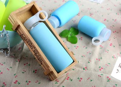 Cina Bottiglia di acqua di vetro blu con la caratteristica termoresistente della manica del silicone in vendita
