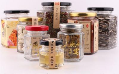 Cina Bottiglia sigillata senza piombo di vetro esagonale del contenitore di alimento di Honey Jars 45ml-730ml in vendita