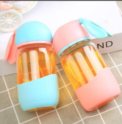 China Kaninchen der Kind340ml formte Geschenk-unzerbrechliche Glaswasser-Flasche mit Silikon-Ärmel zu verkaufen