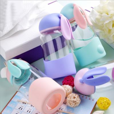 China Kaninchen der Kind340ml formte Geschenk-unzerbrechliche Glaswasser-Flasche mit Silikon-Ärmel zu verkaufen