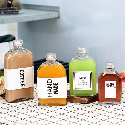 Cina bottiglia di vetro spessa della bottiglia di vino di 350ml Juice Glass Drinking Bottles Flat con il coperchio in vendita