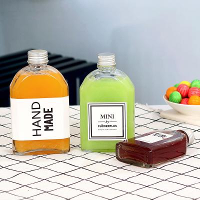 Cina bottiglia di vetro spessa della bottiglia di vino di 350ml Juice Glass Drinking Bottles Flat con il coperchio in vendita
