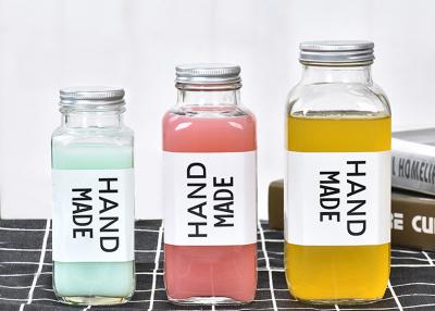 Cina La bevanda quadrata del vetro trasparente imbottiglia l'etichetta su ordinazione 500ml con il coperchio di plastica della vite in vendita