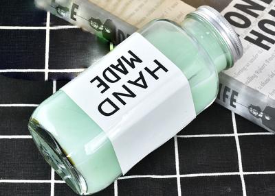 中国 正方形の明確なガラス飲料はプラスチックねじふたが付いている500ml注文のラベルをびん詰めにする 販売のため