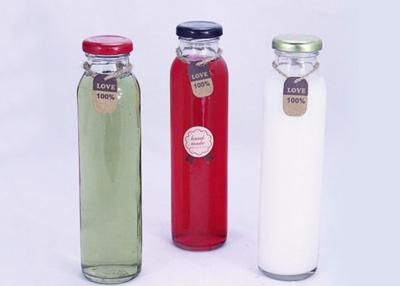 Cina Bottiglia di vetro del chiaro giro 350ml per l'imballaggio di latte con il coperchio colorato del metallo della vite in vendita