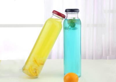 Cina Bottiglia di vetro del chiaro giro 350ml per l'imballaggio di latte con il coperchio colorato del metallo della vite in vendita