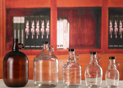 中国 こはく色のガラス ビール グローラー4L容量の大きいビール瓶は上のふたをねじで締める 販売のため
