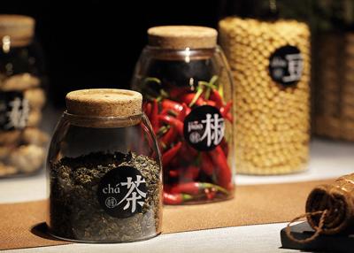 Cina Le bottiglie di vetro decorative compatte svuotano i barattoli di vetro intorno a forma 500ml/800ml in vendita