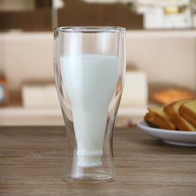 Cina 300ml che modella la doppia tazza del vetro borosilicato della birra in vendita