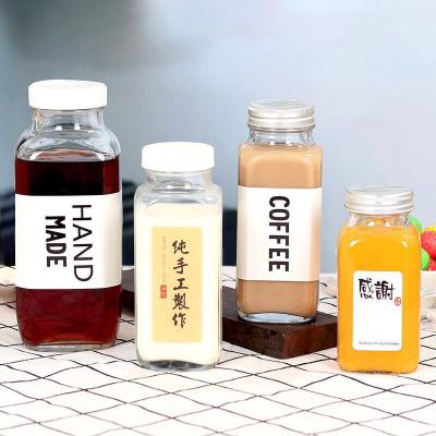 中国 正方形の明確なガラス飲料はプラスチックねじふたが付いている500ml注文のラベルをびん詰めにする 販売のため