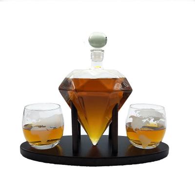 Cina struttura di legno di 1000ml Diamond Shaped Glass Bottle With in vendita