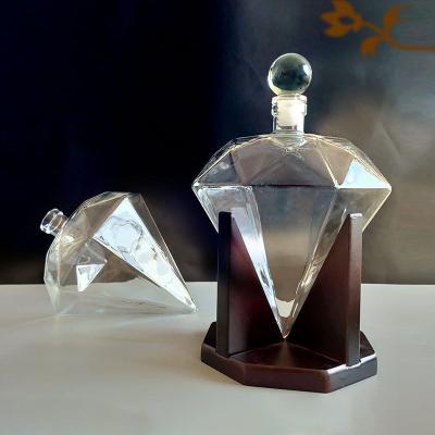 Cina struttura di legno di 1000ml Diamond Shaped Glass Bottle With in vendita