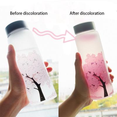 Cina Bottiglie di vetro cambianti 600ml della bevanda di colore fresco della celebrità di web in vendita