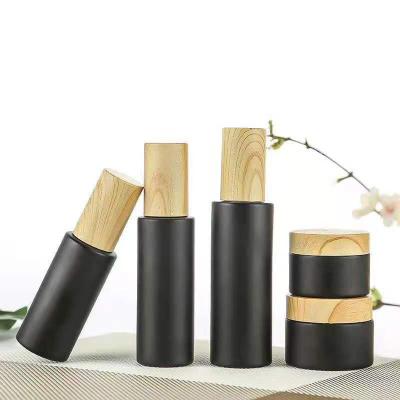 Cina il vetro cosmetico a perfetta tenuta 6ml imbottiglia la bottiglia di profumo della palla di rullo con il coperchio di bambù in vendita