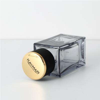 Cina Il quadrato di lusso 50ml profuma le bottiglie di vetro cosmetiche con il cappuccio dello spruzzo in vendita