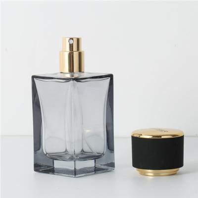 Cina Il quadrato di lusso 50ml profuma le bottiglie di vetro cosmetiche con il cappuccio dello spruzzo in vendita