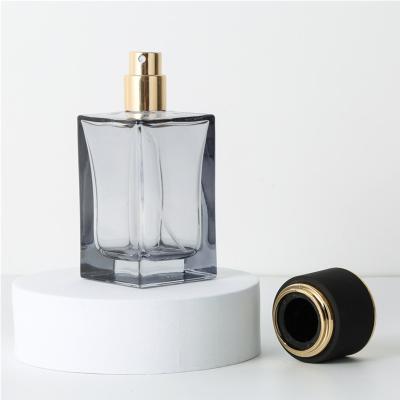 Cina Il quadrato di lusso 50ml profuma le bottiglie di vetro cosmetiche con il cappuccio dello spruzzo in vendita