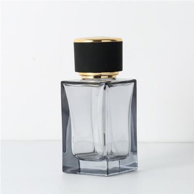 Cina Il quadrato di lusso 50ml profuma le bottiglie di vetro cosmetiche con il cappuccio dello spruzzo in vendita