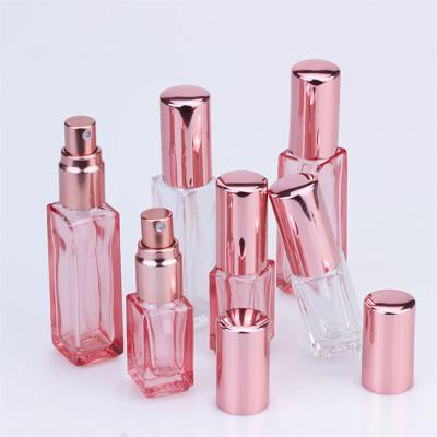 Cina Il vetro cosmetico vuoto di lusso di 10ml 30ml imbottiglia le bottiglie di profumo di vetro rosa in vendita