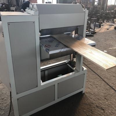China Equipamento auxiliar Máquina de gravura de placas de PVC com tecnologia de empuxo for sale