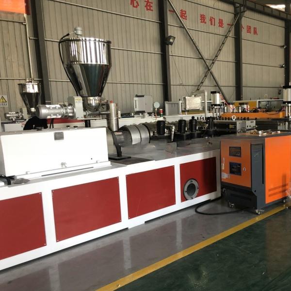 80/156 Linea di produzione di cartoni di schiuma in PVC per la produzione su larga scala