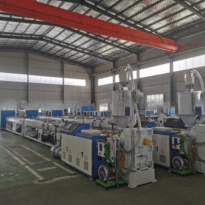 China Productielijn voor extrusie van waterleidingen met hoge uitstoot van HDPE PP 50-160 mm met uitlaatgassen Te koop