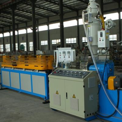 China Duurzame PVC-gegoorde buislijn met een enkele wand geproduceerd door PE-extrusievormmachine Te koop