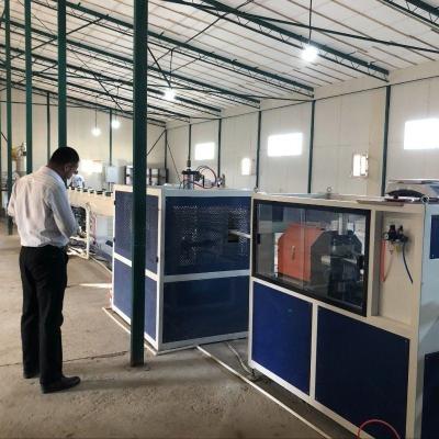 Chine Machine de fabrication de tubes en PVC à extrudeuse de type séparé avec système d'interconnexion complet à vendre