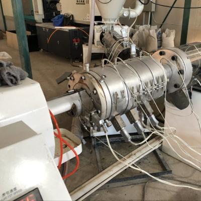 Chine Mode d'alimentation Une machine de fabrication de tuyaux en PVC à alimentation avec structure de canal à vis profonde à vendre