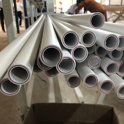 Chine Mode d'alimentation Une machine de fabrication de tuyaux en PVC à alimentation avec structure de canal à vis profonde à vendre