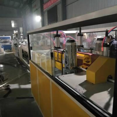 Китай Прямая поставка ПВХ конструированной трубной производственной линии с глубокой структурой канала продается