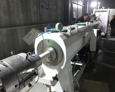 Chine Ligne de production de la machine d'extrusion de tuyaux en PVC pour le chargement du port de Qingdao sur demande personnalisée à vendre