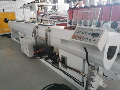 Chine Ligne de production de la machine d'extrusion de tuyaux en PVC pour le chargement du port de Qingdao sur demande personnalisée à vendre