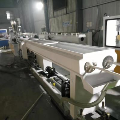 Chine Machine de fabrication de tuyaux en PVC avec structure d'assemblage d'extrudeuse de type séparé à vendre